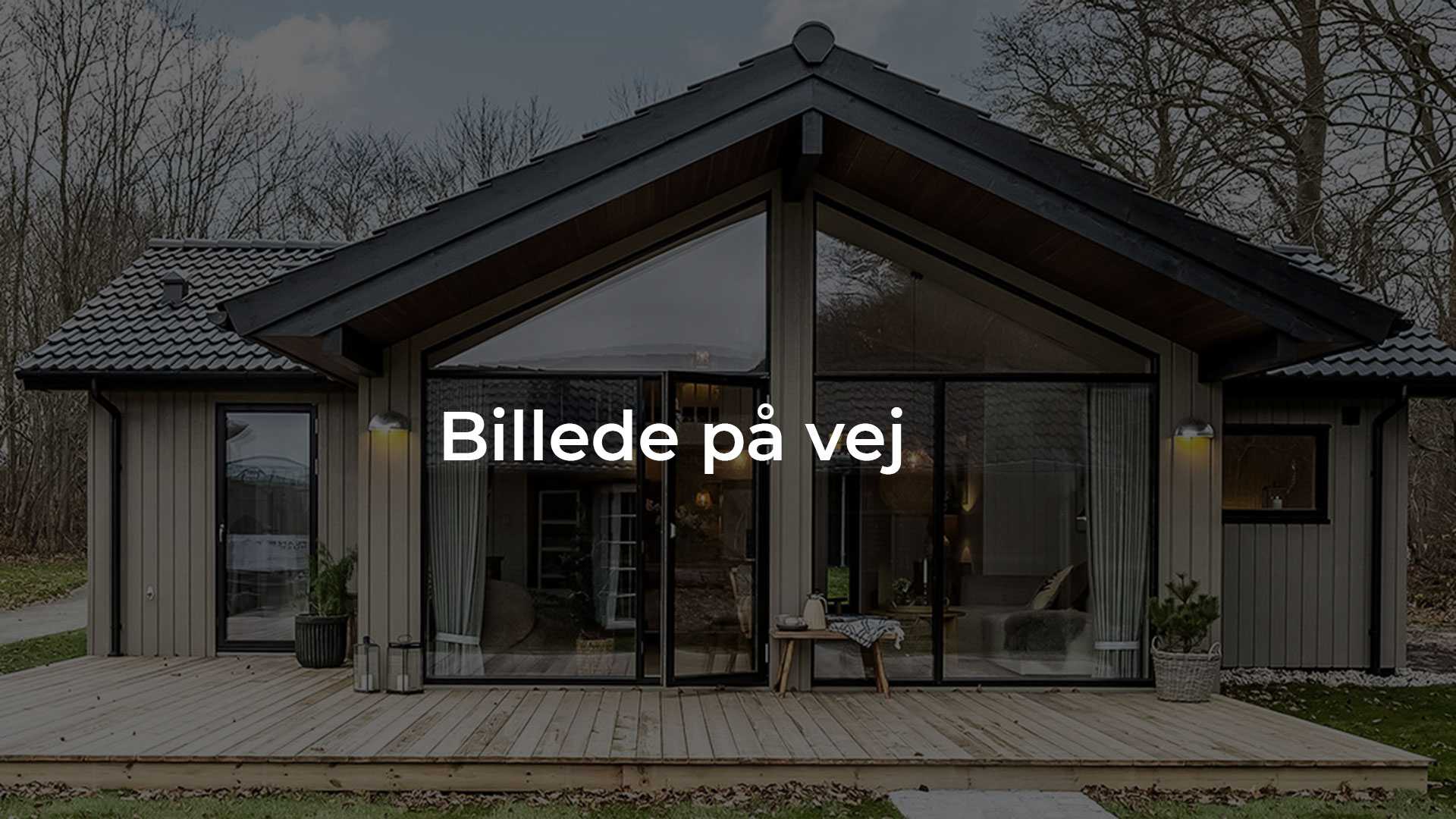 Lyst og moderne sommerhus med rummelig terrasse | Planet Huse